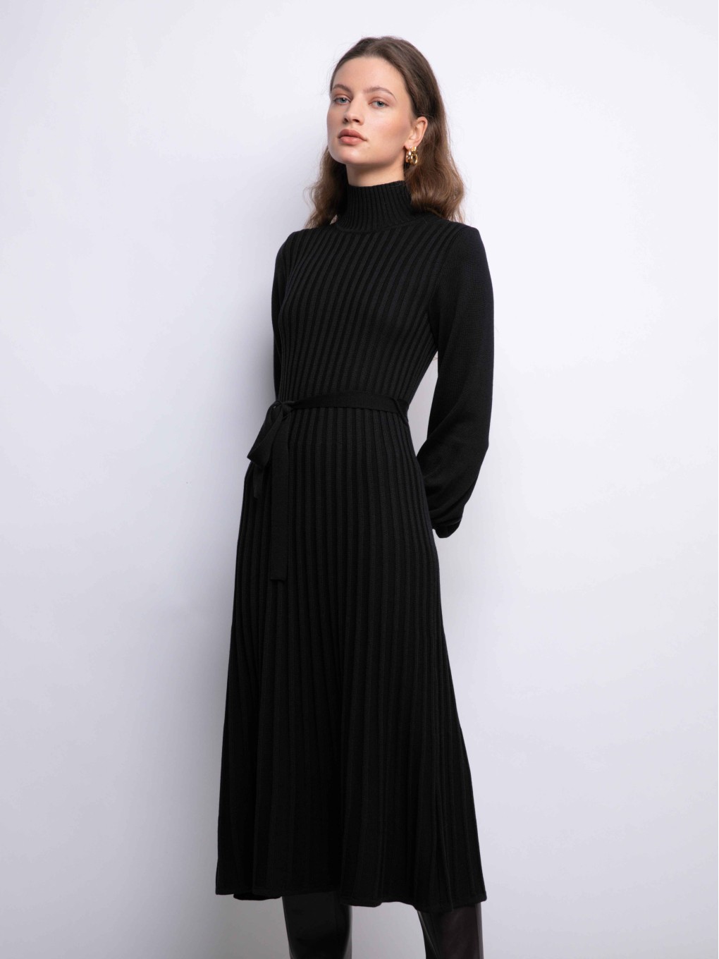 Maliin must meriinovillane kleit